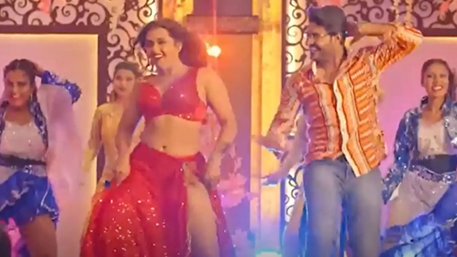Kajal Raghwani’s sizzling dance number with Pradeep Pandey trends on the internet