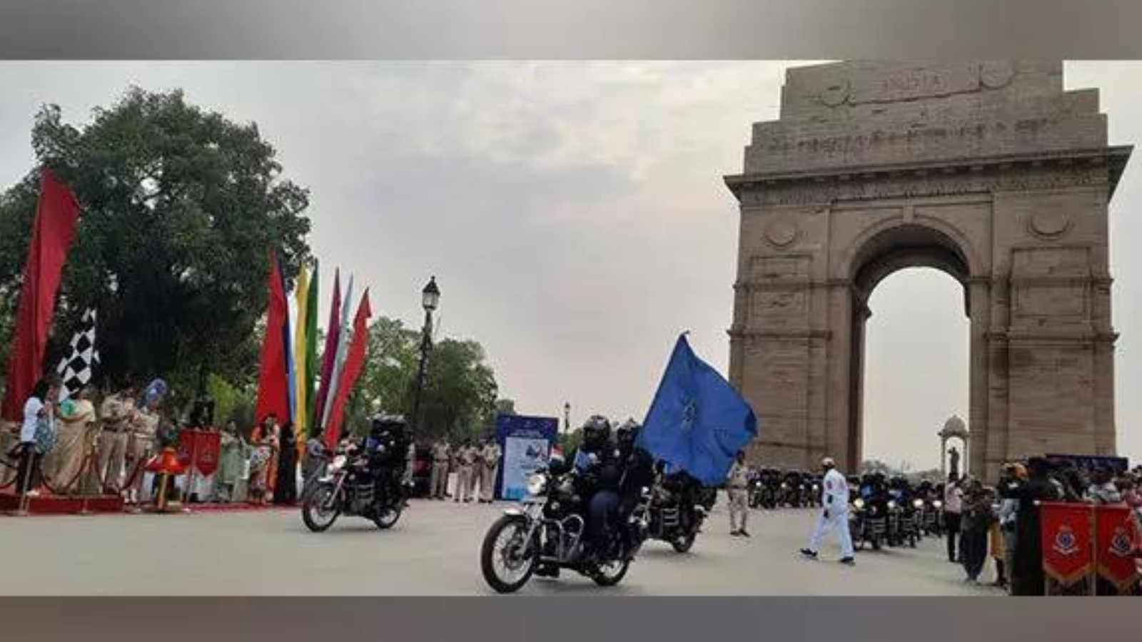 Delhi: 75 CRPF Women Daredevils embark on 1,848-km bike rally from ...