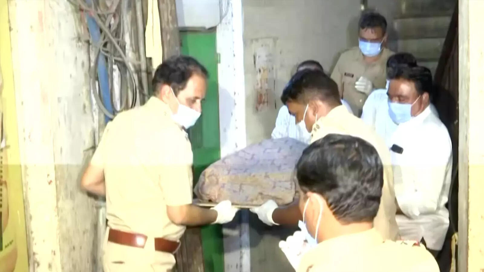 Mumbai: Woman's decomposed body found in plastic bag, daughter taken ...