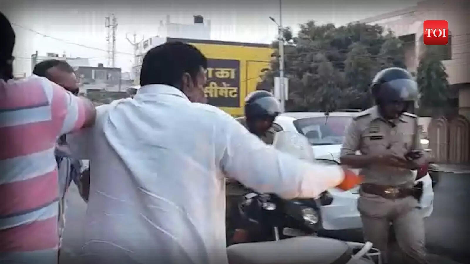 Viral: Fight between an scooty and a car rider, Cop became a mediator in UP