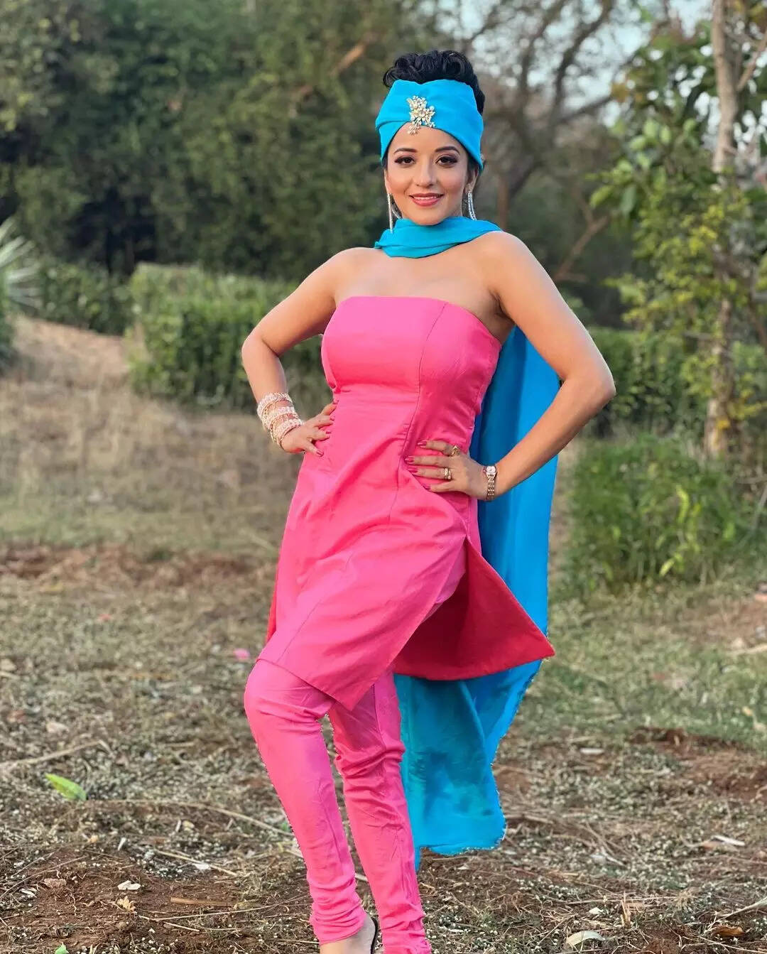 Monalisa shows her beauty in the stylish outfit