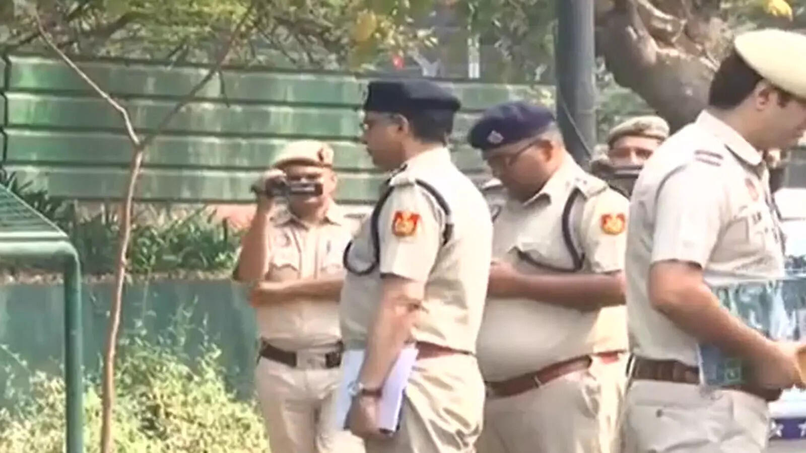 Delhi Police Reach At Rahul Gandhis Residence Over His Remarks On