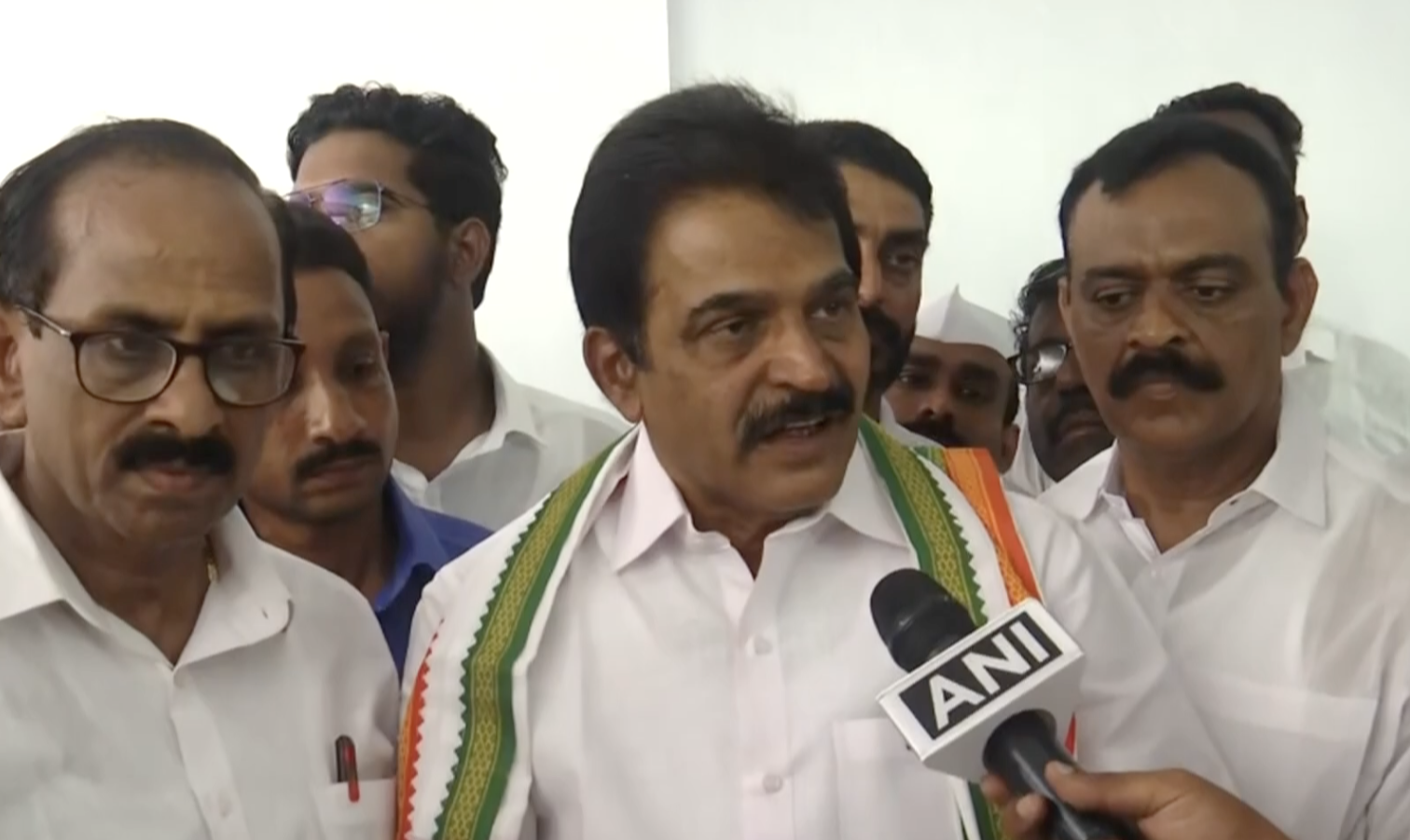 rahul gandhi: Dictatorship is paramount…”: KC Venugopal on Delhi Police ...