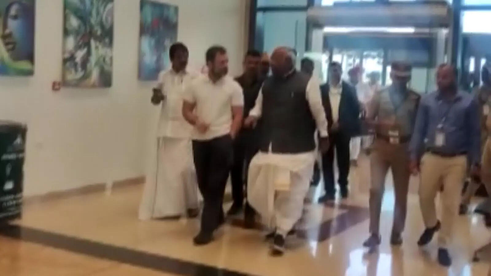 Karnataka: Rahul Gandhi, Kharge arrive in Belagavi to attend 'Yuva Dhwani' public meet