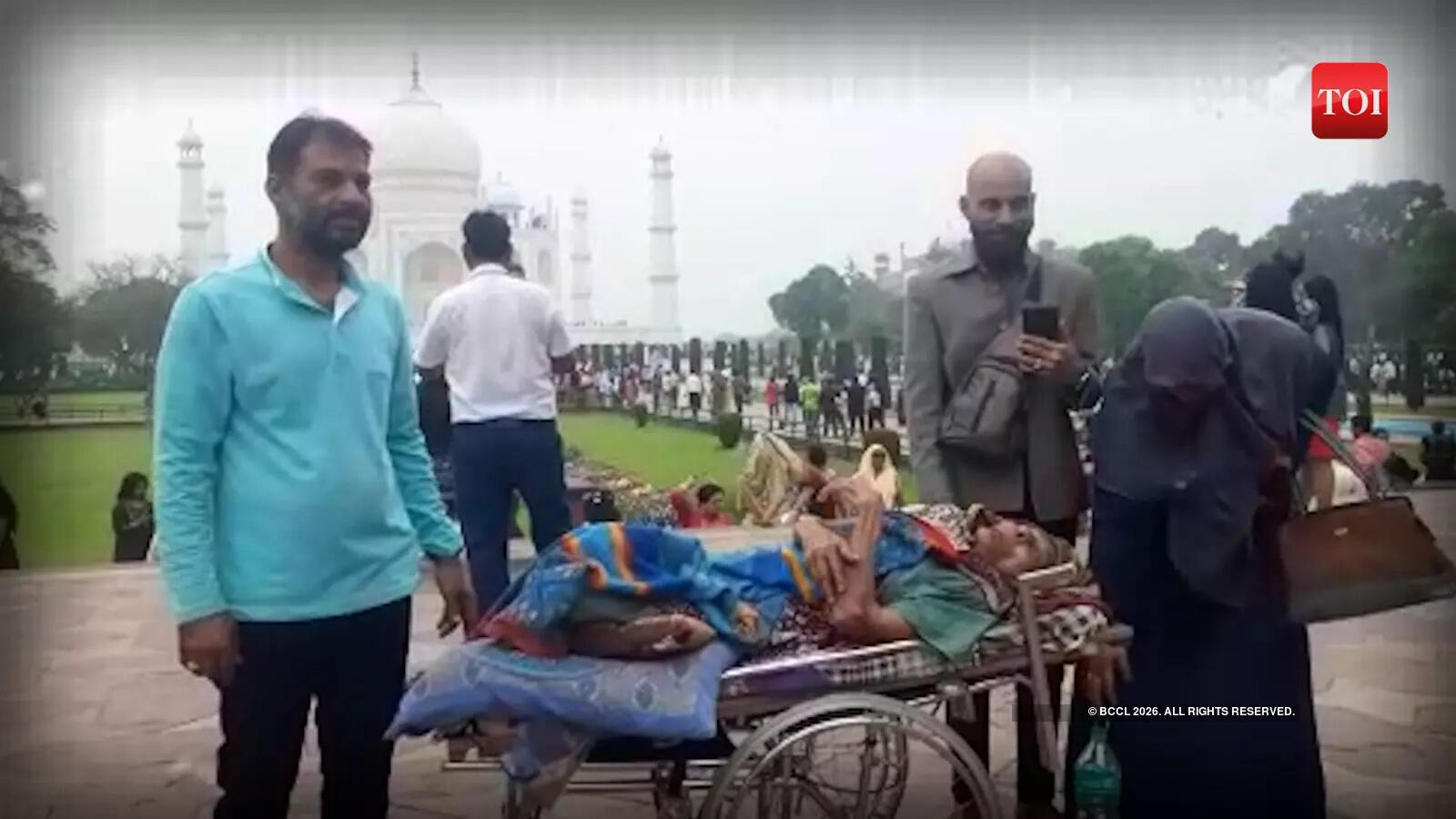 shravan kumar: Modern Shravan Kumar took his mother to see the Taj ...