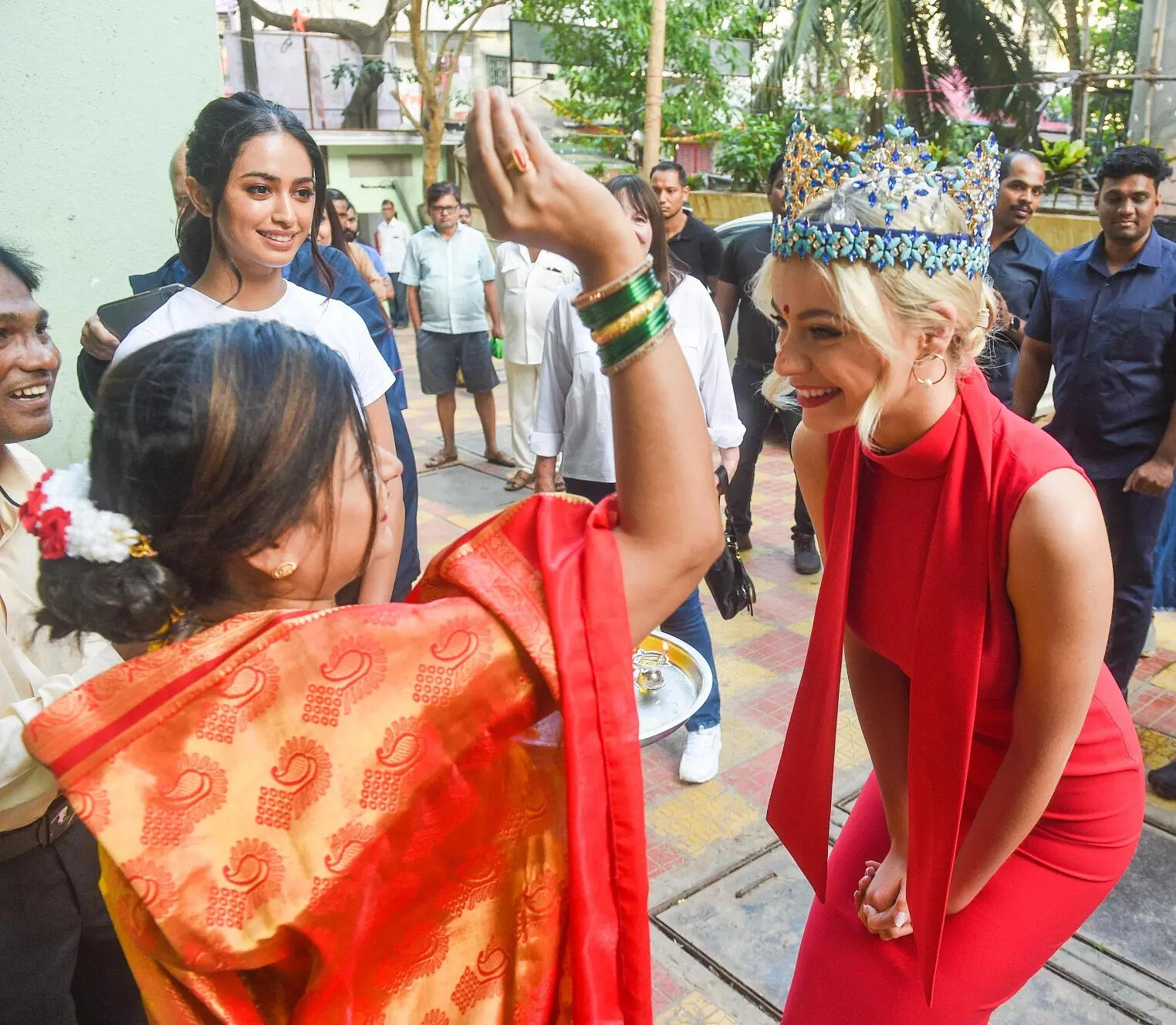 Karolina Bielawska and Sini Shetty visit Teach India Mumbai