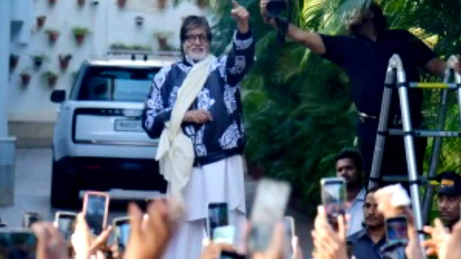 'Injured' Amitabh Bachchan greets fans outside Jalsa wearing a ...
