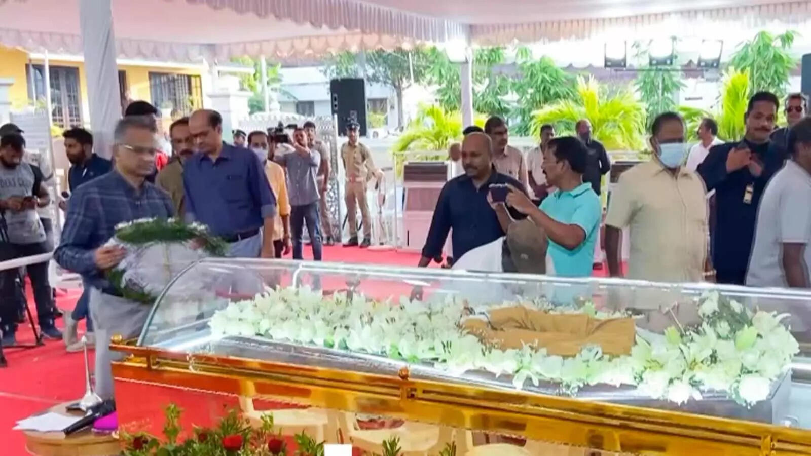 Kerala: People pay their last respect to Malayali actor Innocent in ...