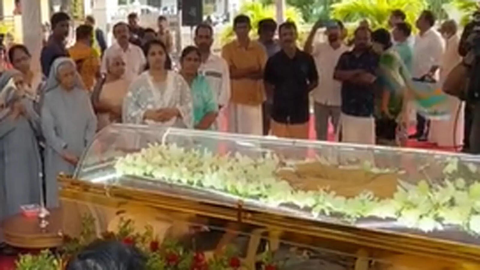 Kerala: People pay their last respect to Malayali actor Innocent in ...