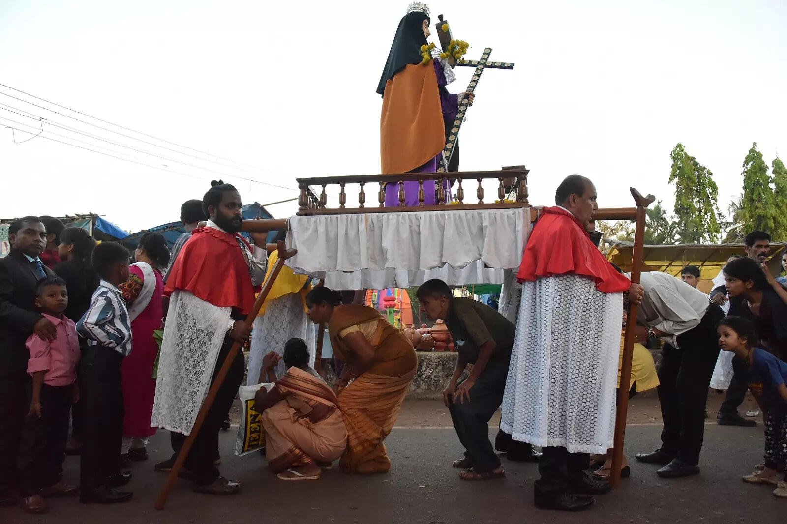 LOCALS OF ALL FAITHS FOLLOW THE FOOTPRINTS OF SAINTS IN GOA VELHA ...