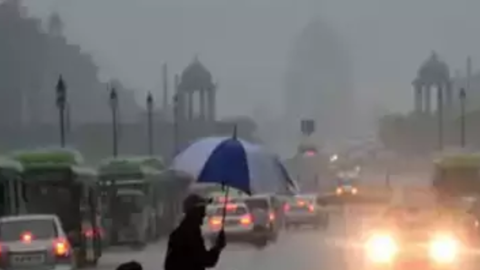 Heavy rain causes severe water logging in several parts of Delhi