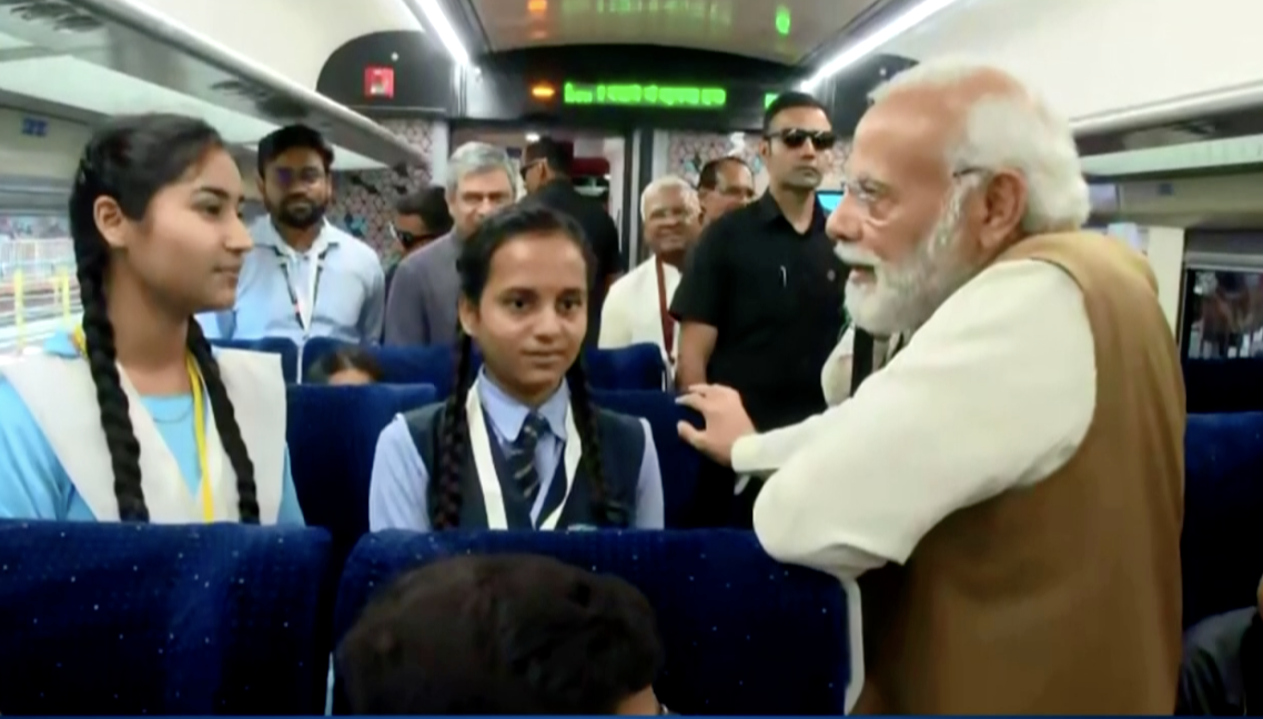 pm modi: PM Modi interacts with children post-inaugurating Vande Bharat ...
