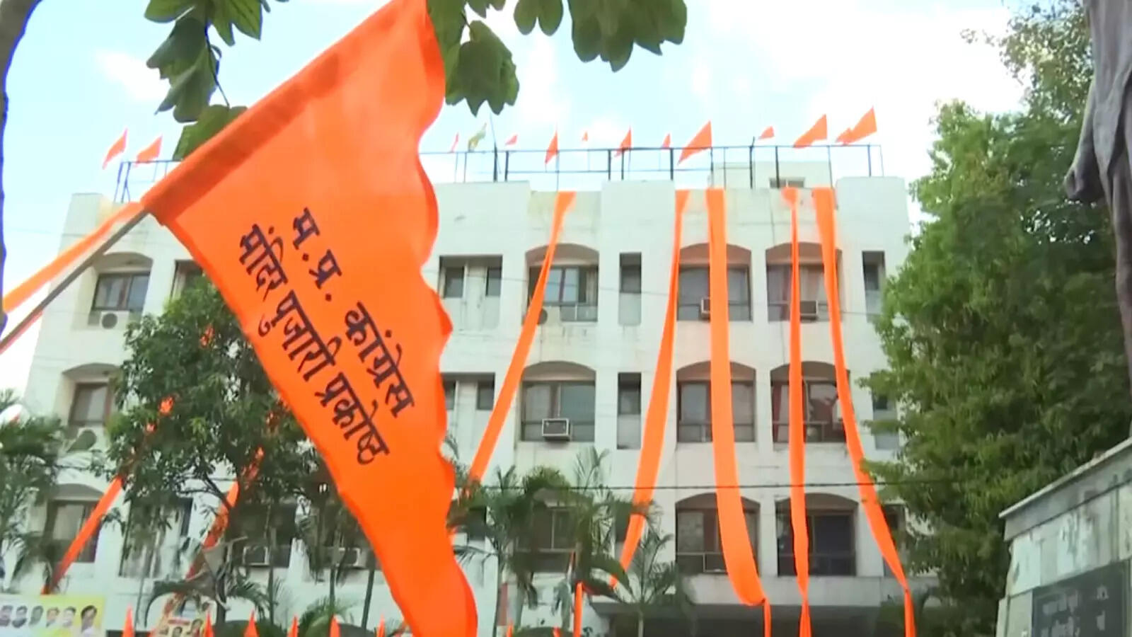 MP: Saffron flags cover Pradesh Congress Committee office in Bhopal