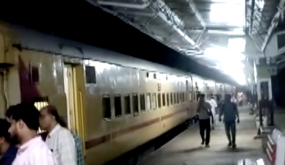alappuzha-kannur main executive express: Kerala: Fire breaks out in ...