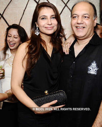 Tanisha and Roby Mohan at Simon Hewitt Live at Smoke House Grill in Delhi.