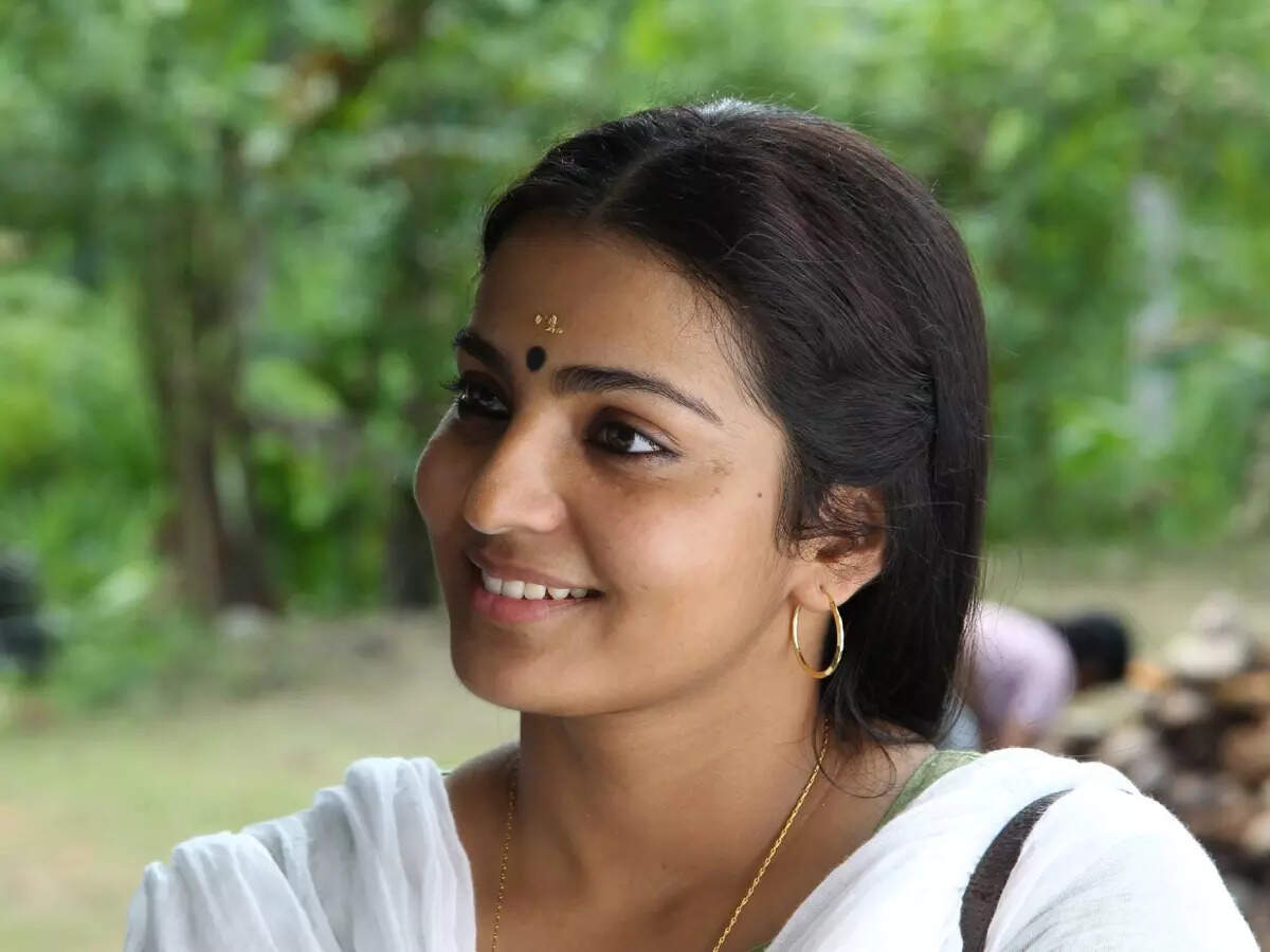 HBD Parvathy Thiruvothu: Must watch films of the actress