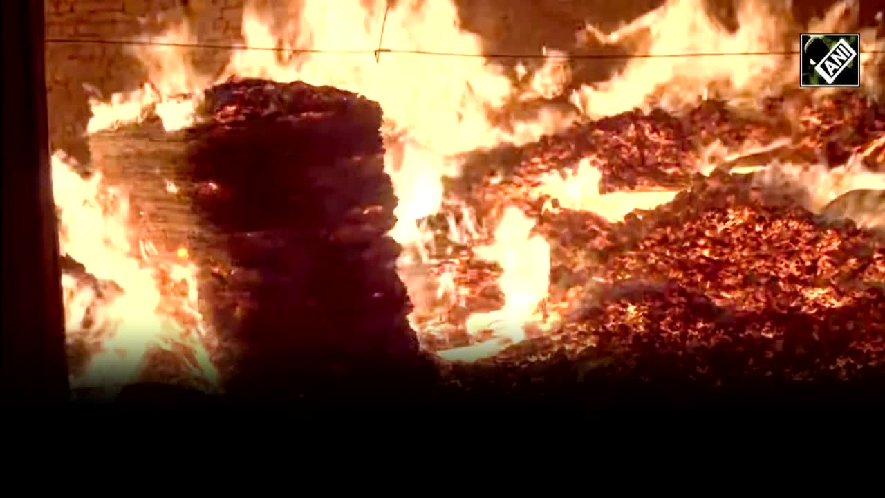 satpal bhardwaj: Massive fire breaks out at godown in Sonia Gandhi Camp ...