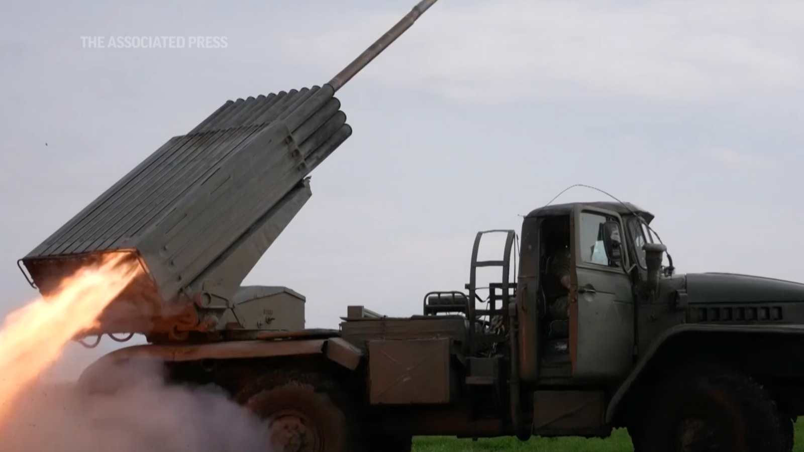 Watch: Ukrainian soldiers in Donetsk fire artillery shells at Russian ...
