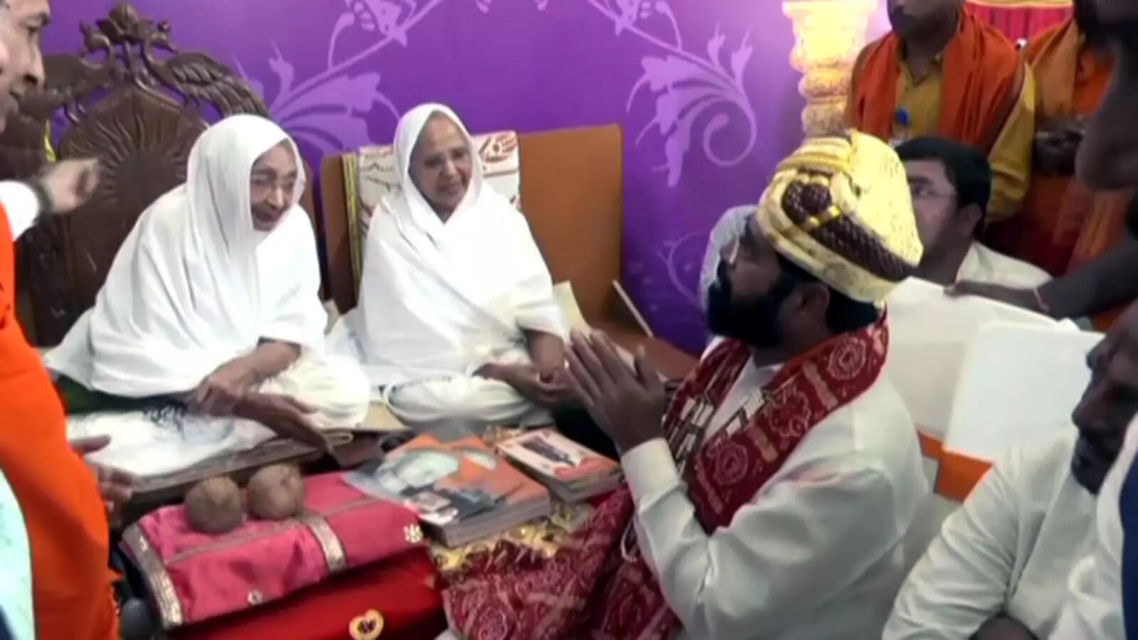 UP: Maharashtra CM Eknath Shinde visits Digamber Jain Temple in Ayodhya