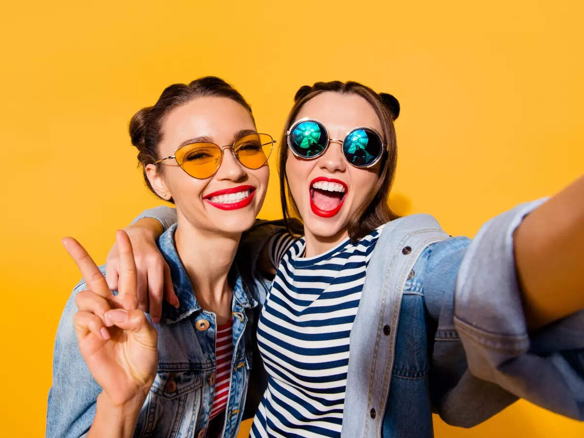 Psychological tricks to make new friends and improve social life