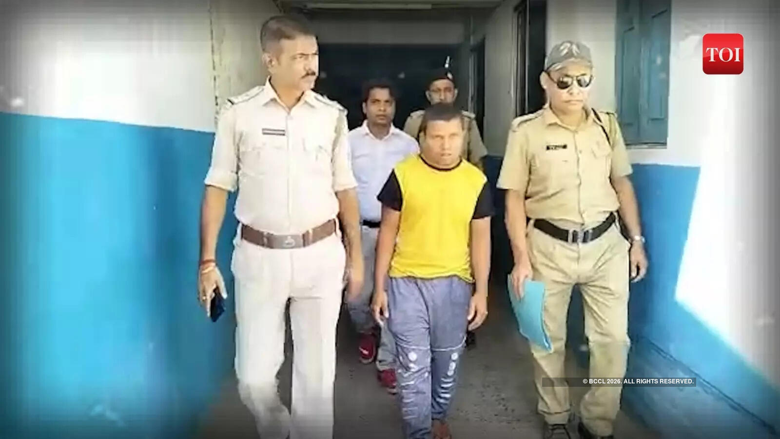 Cop helps a mentally ill, bathes him, cuts his hair and admits him in ...