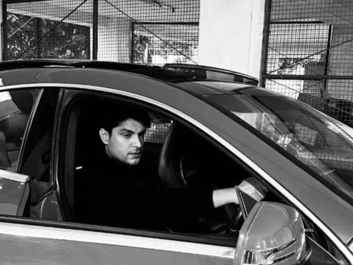 Bigg Boss 13 fame Himanshi Khurana adds a brand new SUV to her ...