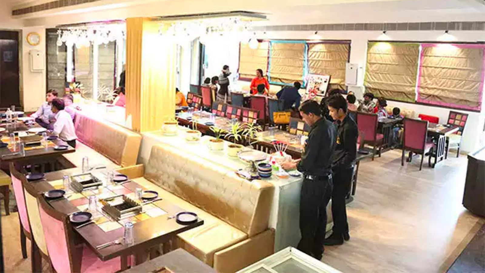 Service charge row: Delhi HC warns hotels and restaurants not to ...