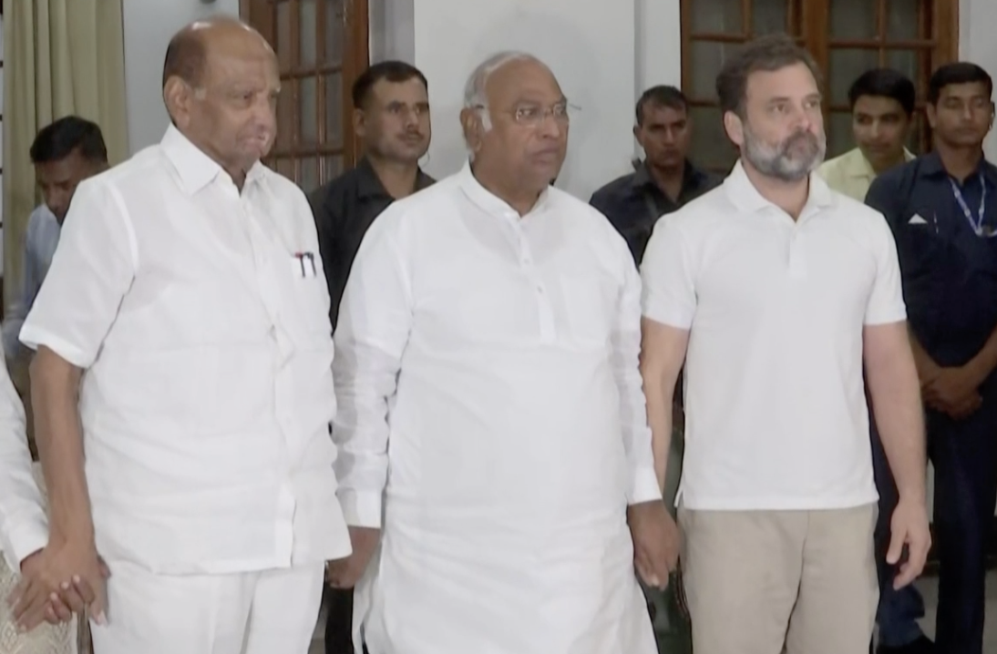 rahul gandhi: NCP’s Sharad Pawar meets Mallikarjun Kharge, Rahul Gandhi in Delhi for talks on ...