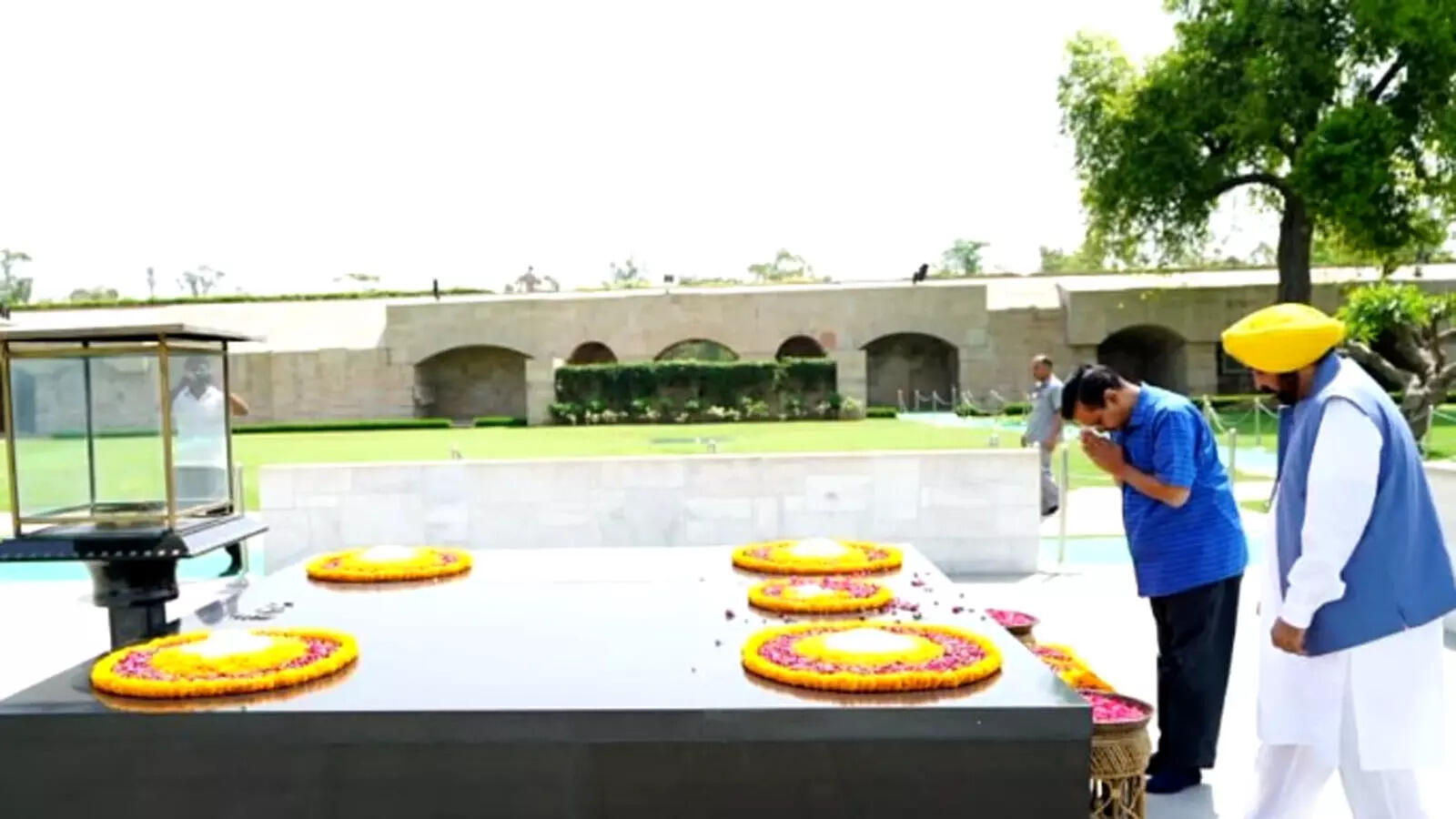 Delhi: CM Arvind Kejriwal pays tribute to Mahatma Gandhi at Raj Ghat
