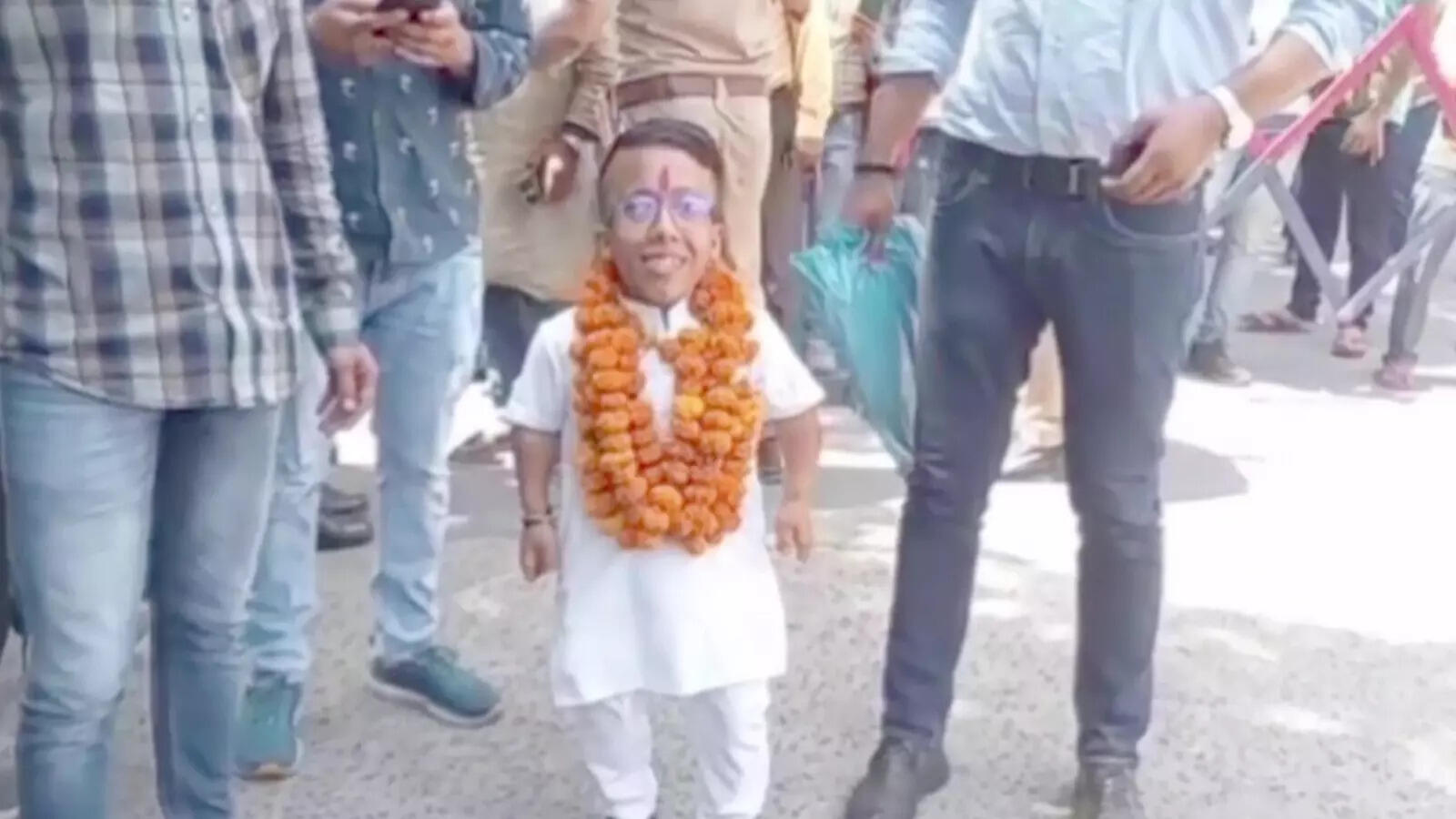 3-feet-tall candidate becomes cynosure of all eyes in UP civic polls