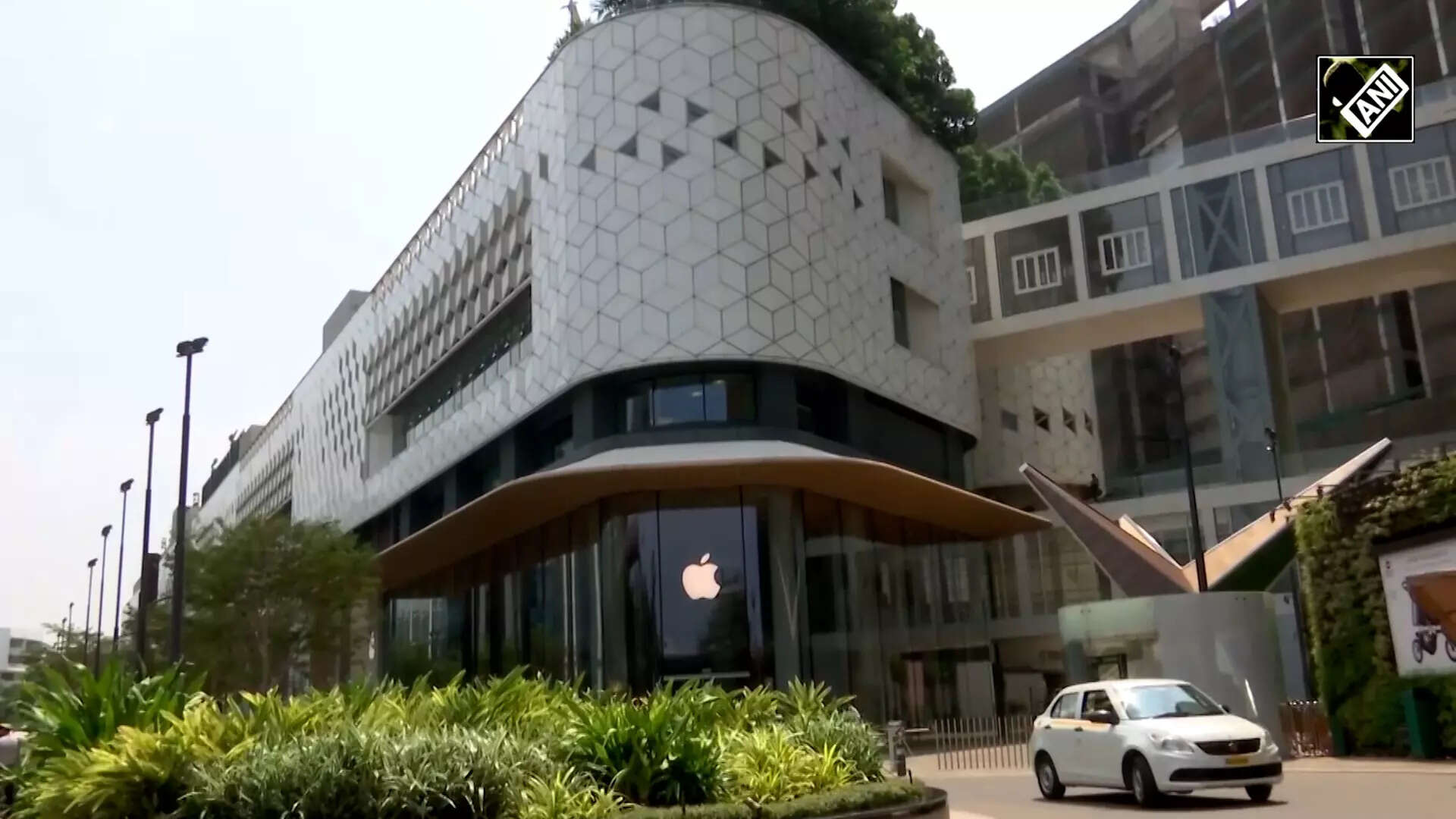Tim Cook’s ‘hello’ to Mumbai; Apple all set to open its first retail ...