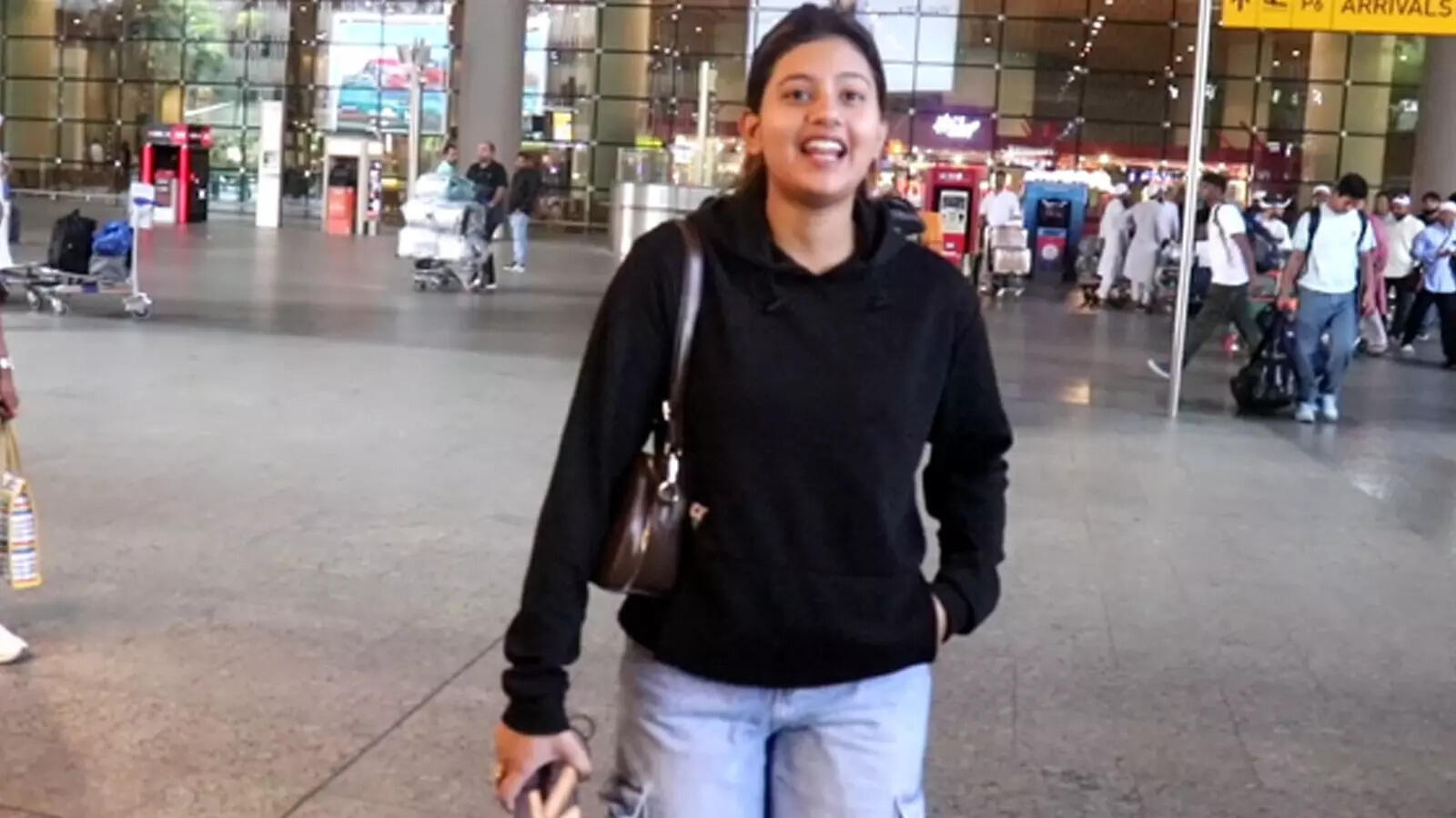 ‘Subah subah kaise aa gaye aap’, Anjali Arora asks paps as she gets clickced at airport
