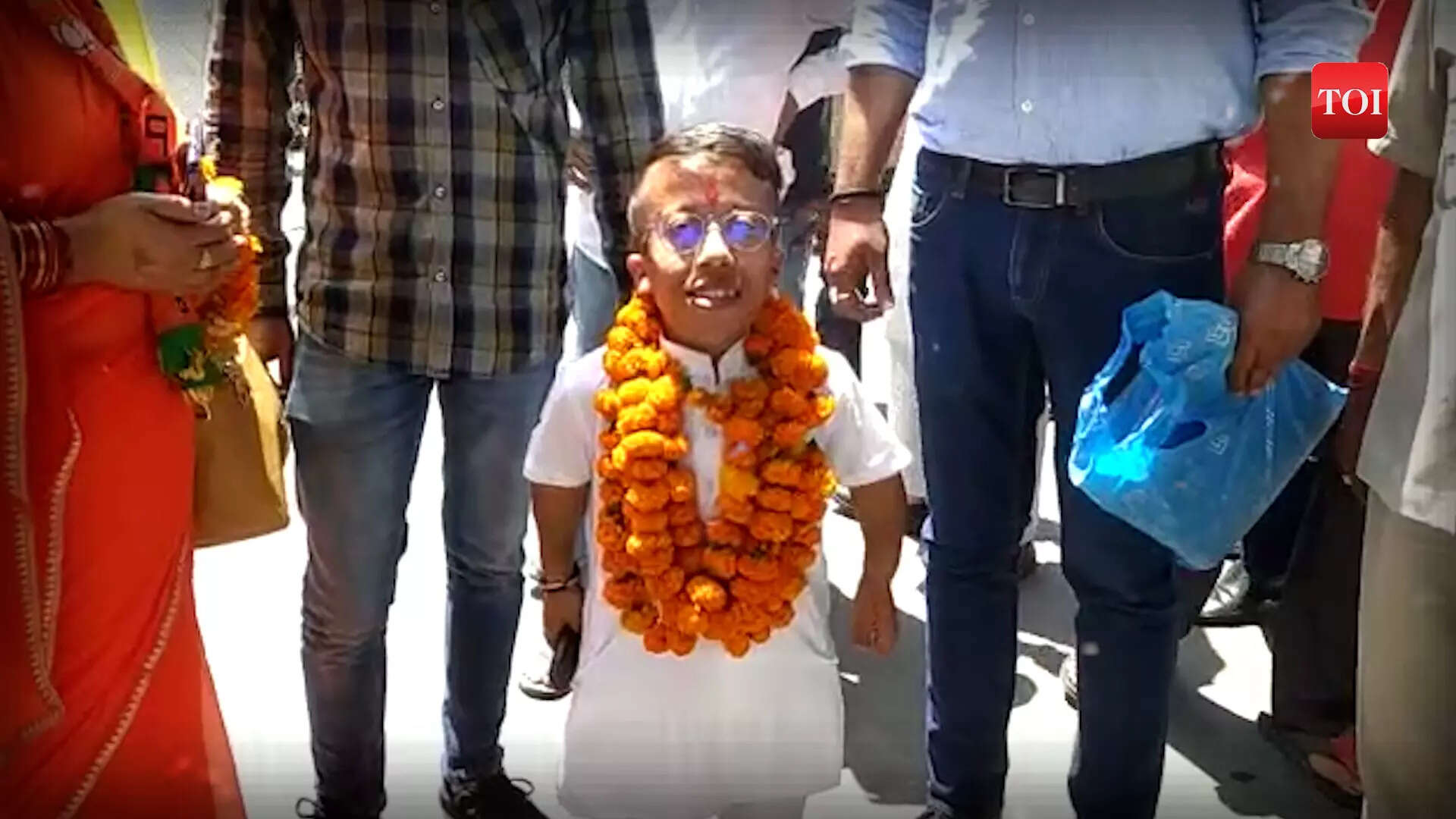 Viral: 3-foot-tall candidate campaign for UP's local body elections