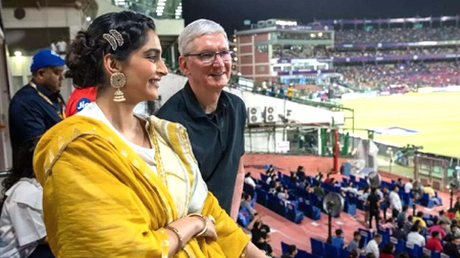 Apple CEO Tim Cook thanks Sonam Kapoor and her husband Anand Ahuja for ...