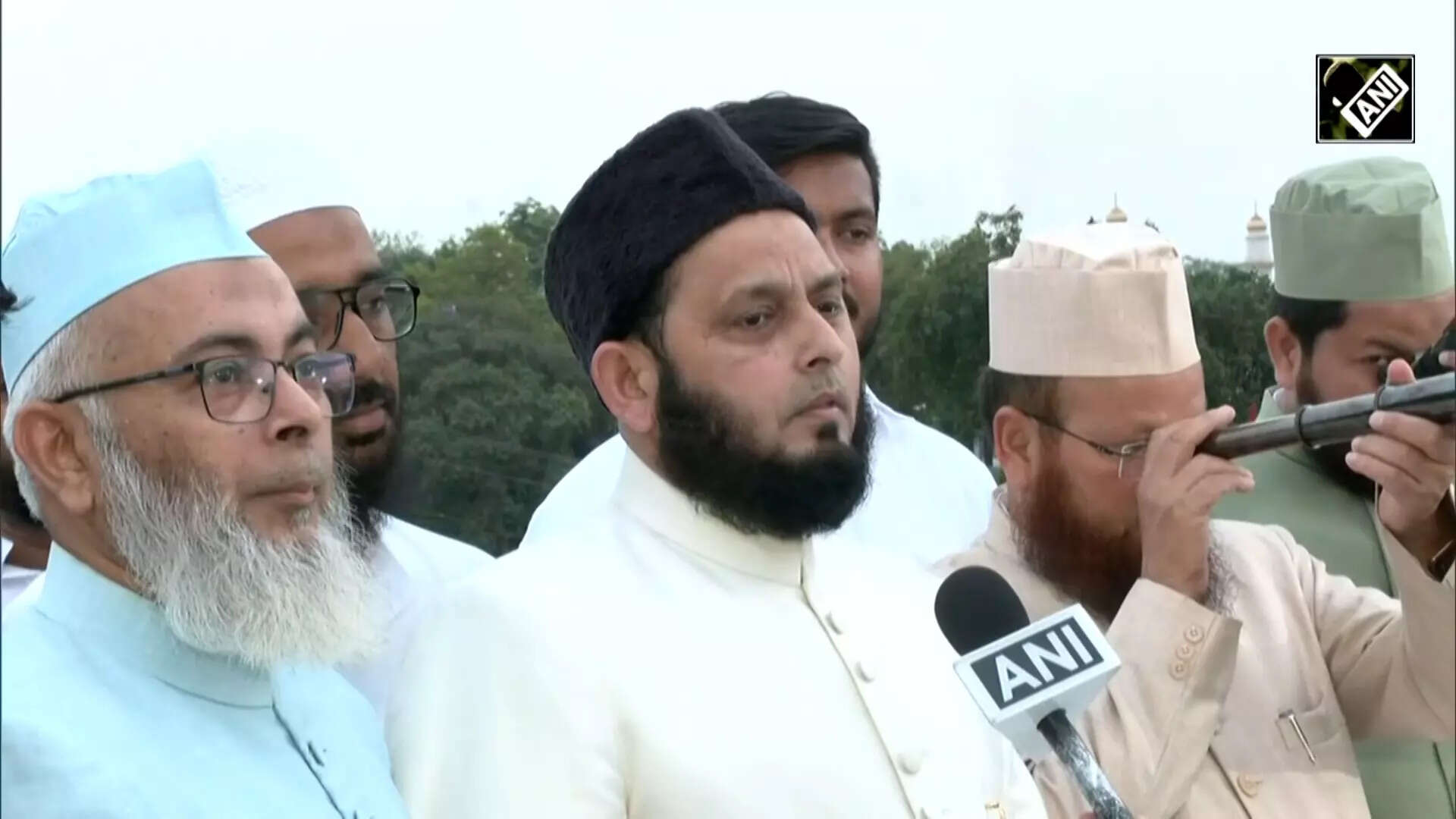 Maulana Khalid Rasheed appeals people not to offer Namaz on roads on Eid