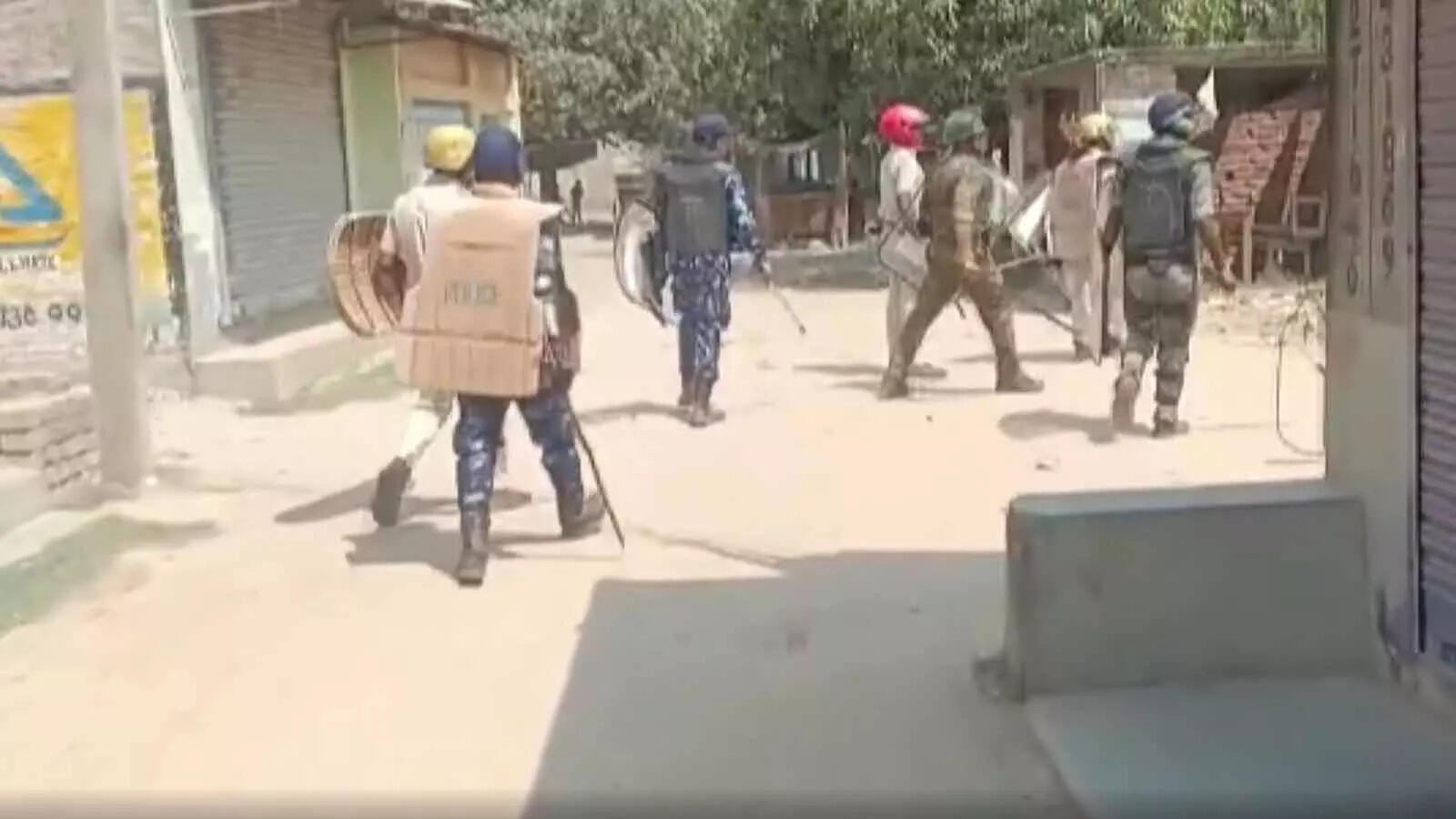 WB: Violent clash breaks out between villagers, police over alleged ...