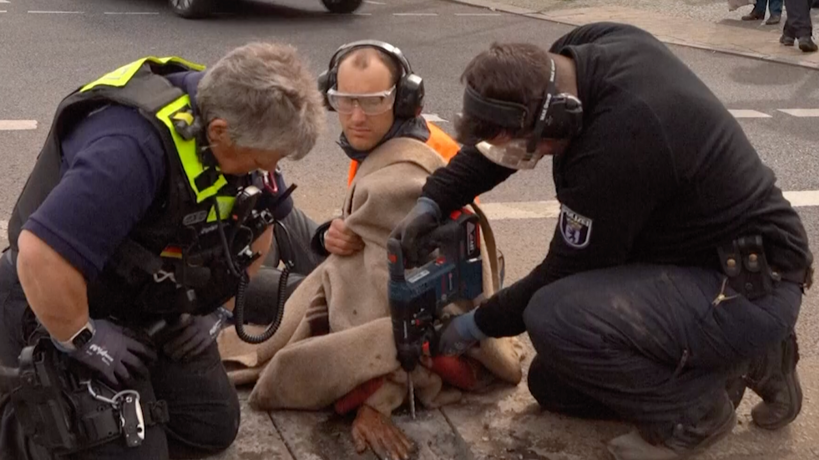 Climate protest: Police use drill to free superglued activist in Berlin