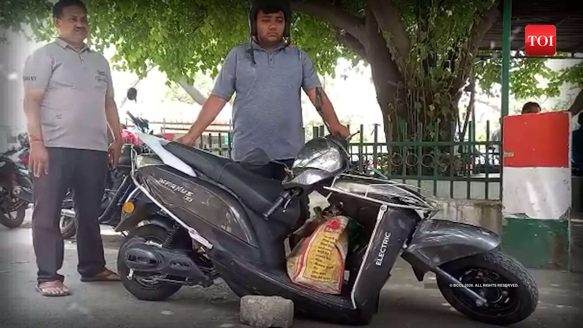 Terrible accident! Electric two wheeler scooter breaks into two parts ...