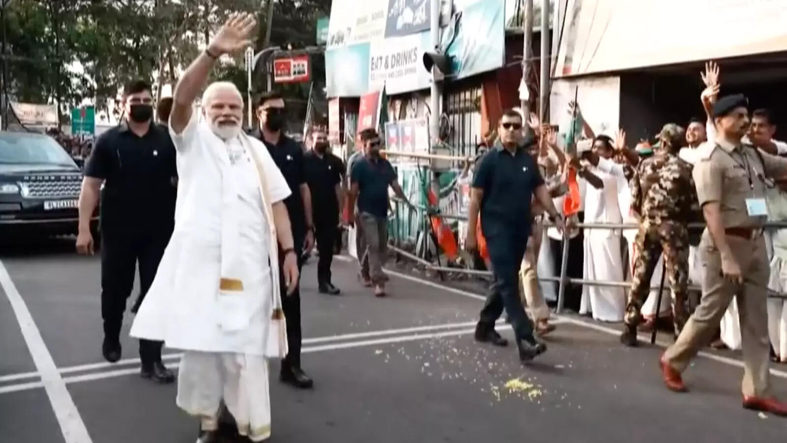 PM Modi breaks security protocol, walks on the streets of Kerala ...