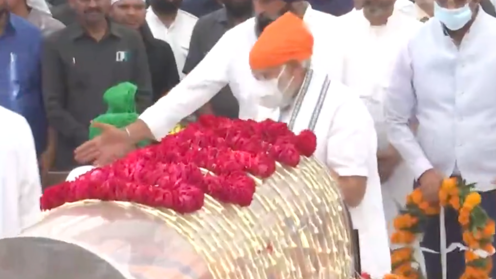 PM Narendra Modi pays his last respects to former Punjab CM Prakash ...