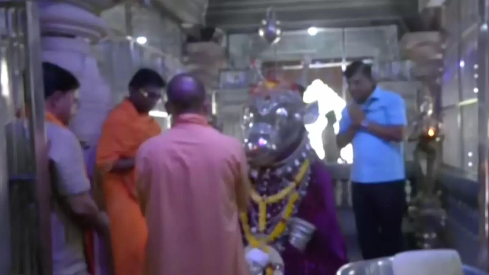 Karnataka: UP CM Yogi visits Basaveshwar Temple in Basavana Bagewadi