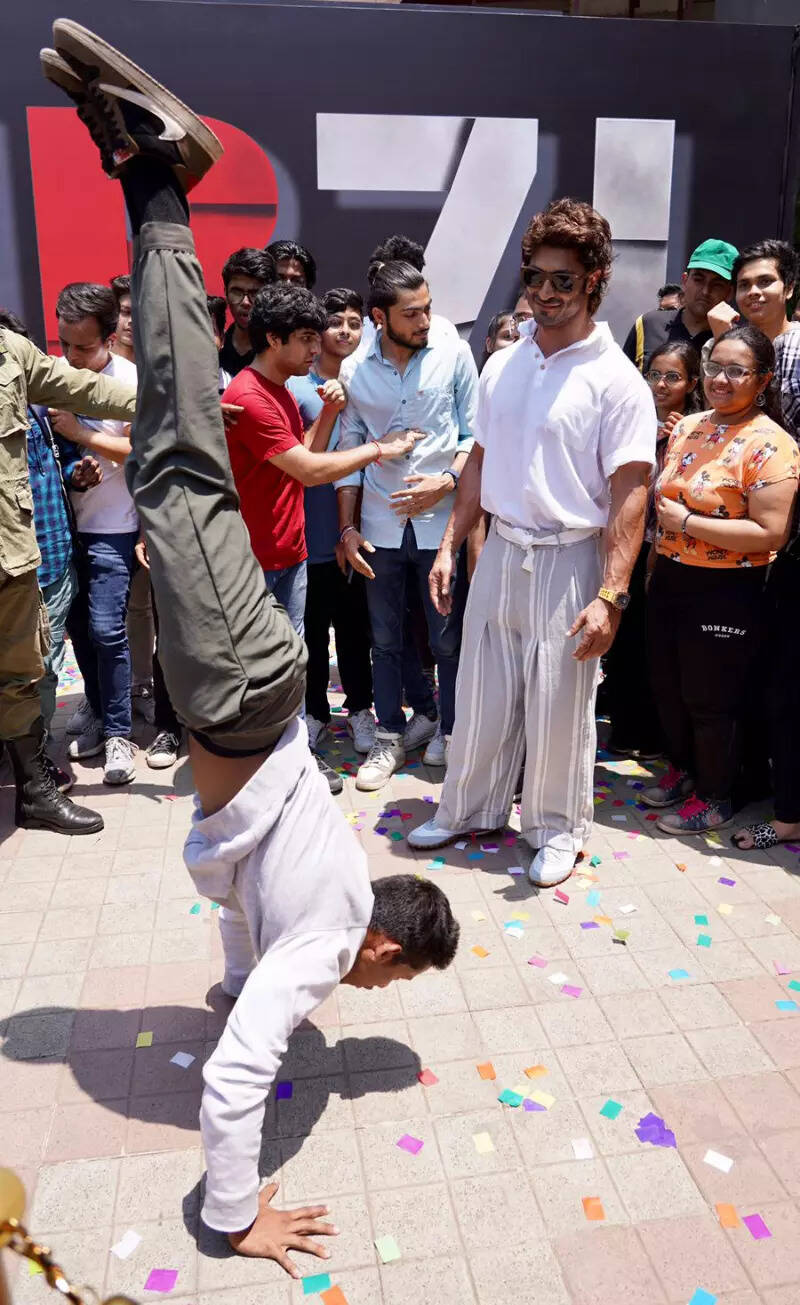 Vidyut Jammwal unveils the poster of IB 71- The Etimes Photogallery Page 3