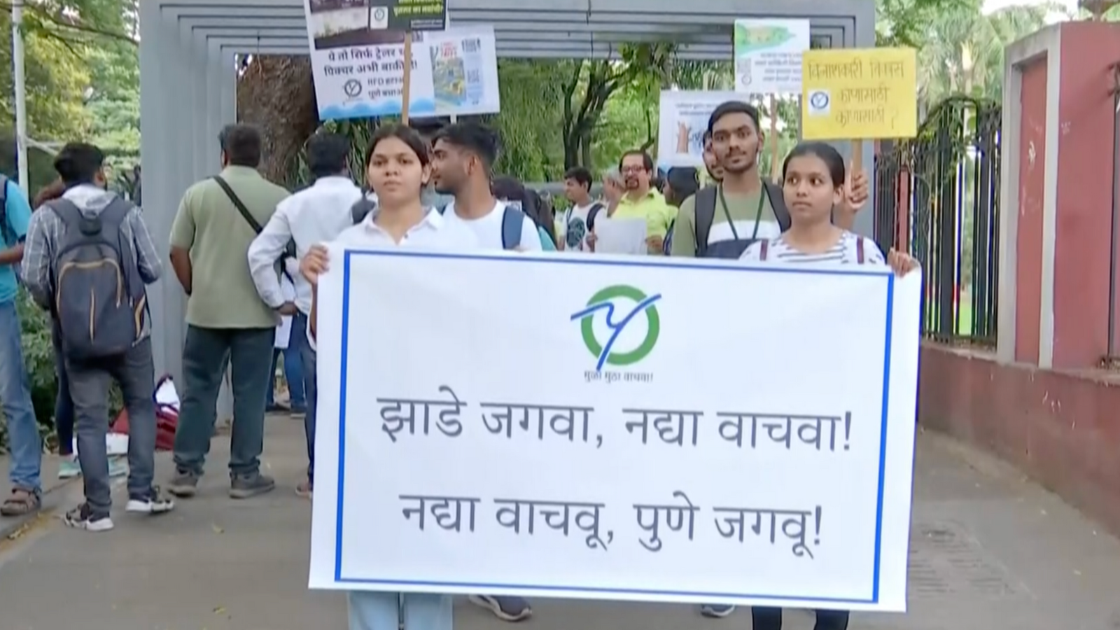 Pune activists hug trees to hold ‘Chipko Andolan’ against RFD project at Mula Mutha river