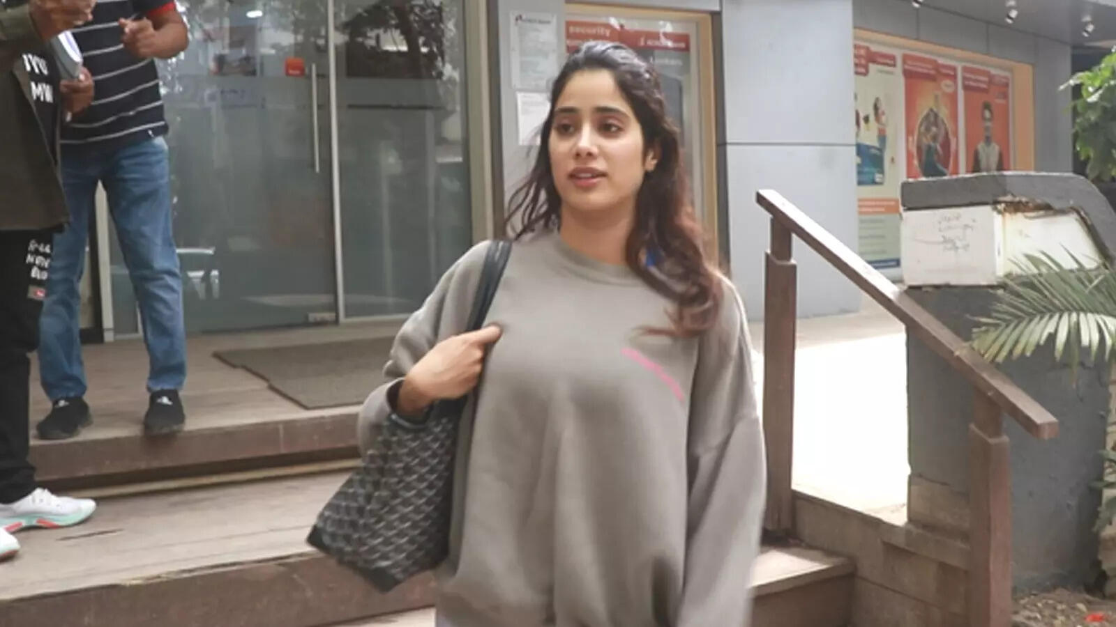 ‘Bahut garmi thi’: Janhvi Kapoor interacts with pap about 'Mr and Mrs ...