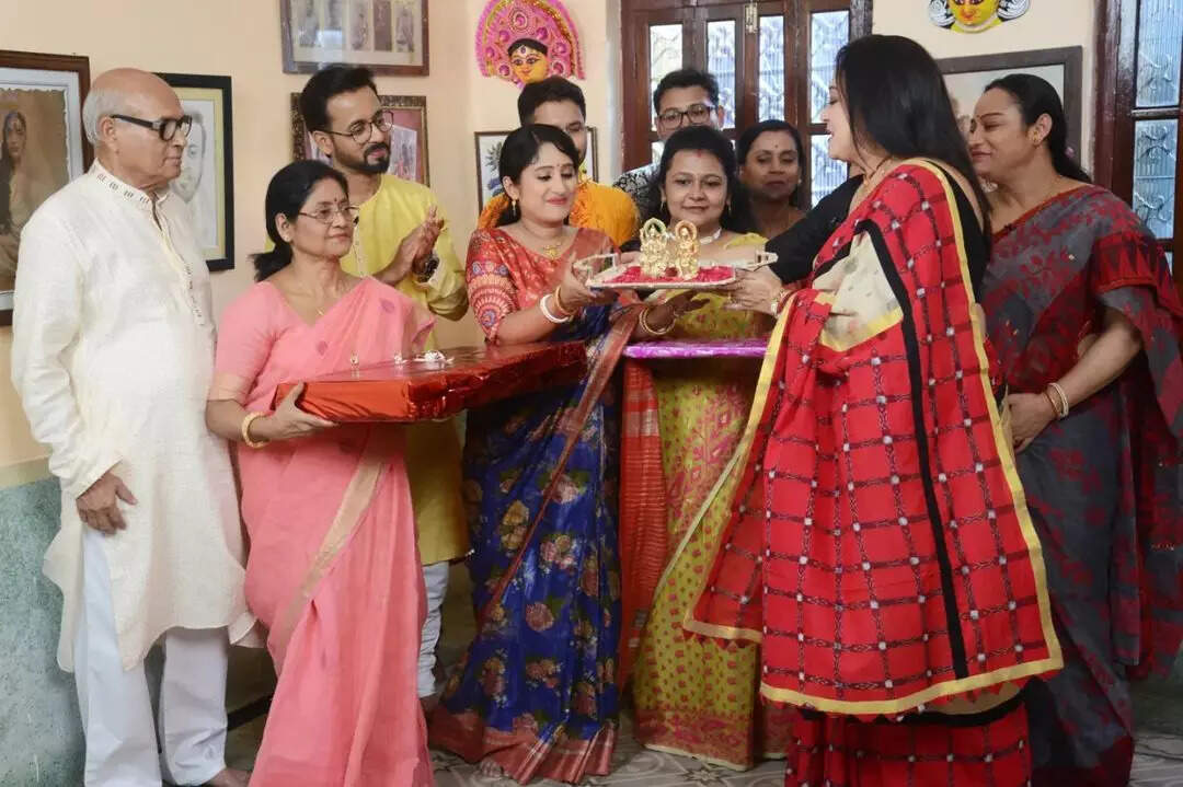 Sourav Saha and his family shoot for a celebrity special episode of ...