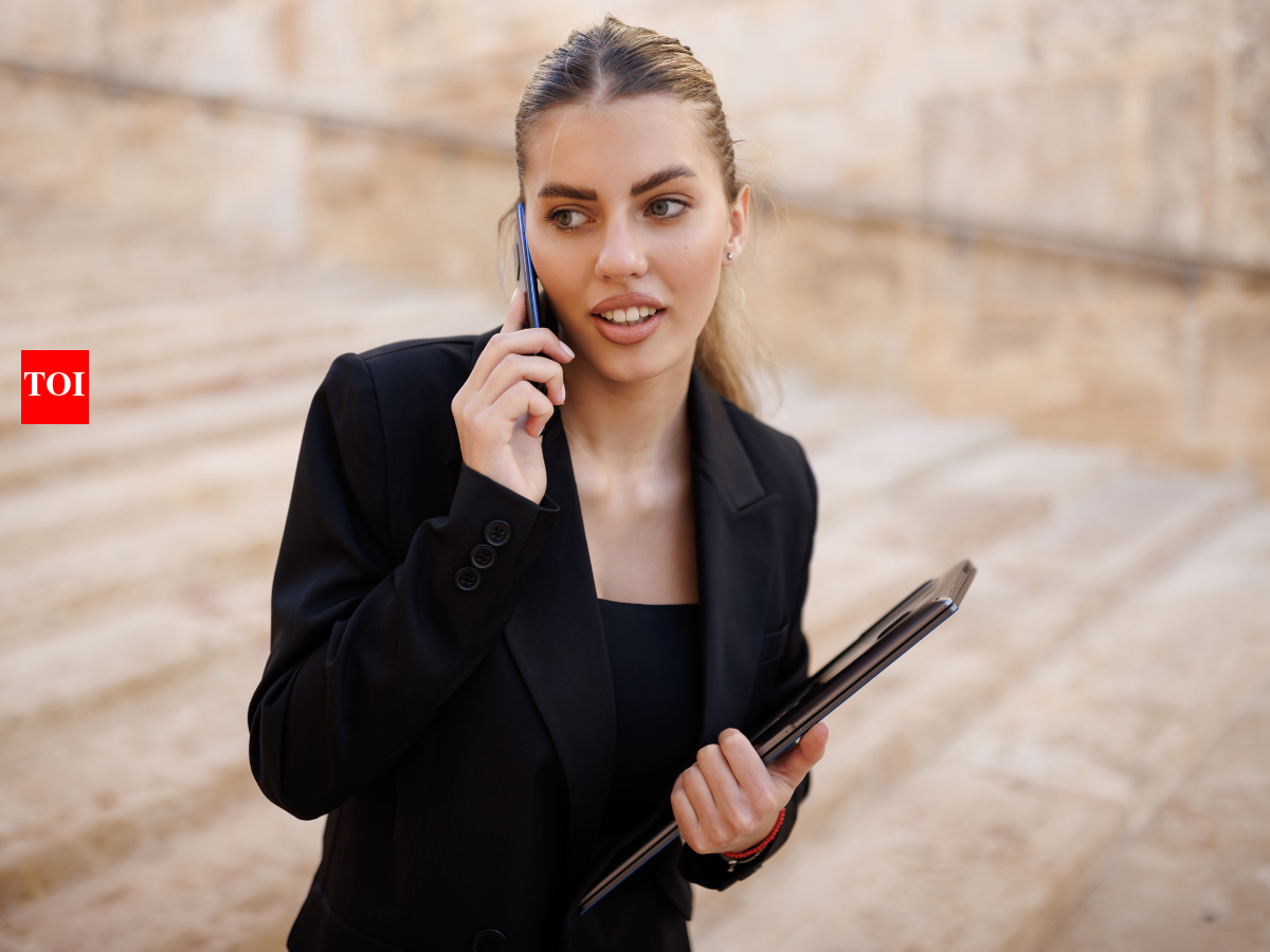 why we should not talk while walking