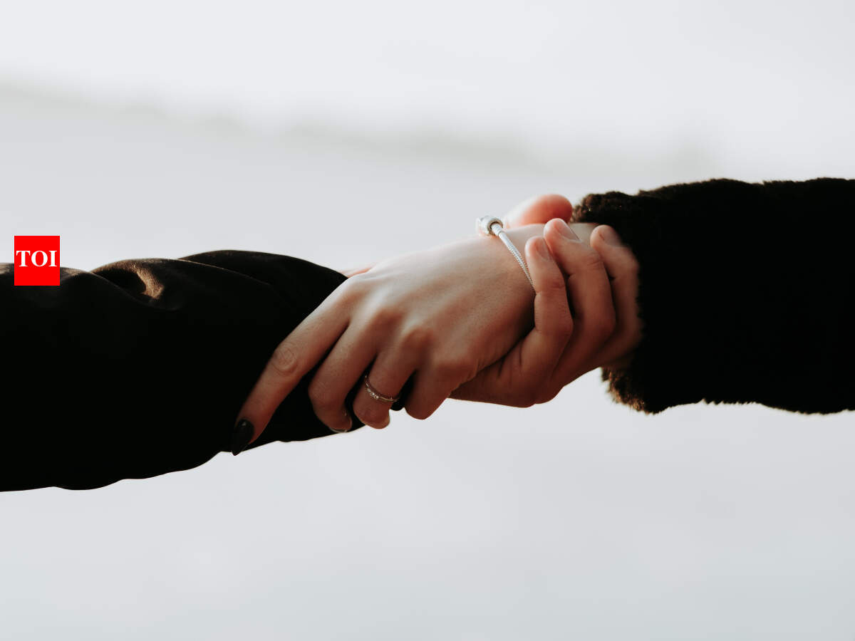 what does squeezing someone's hand mean