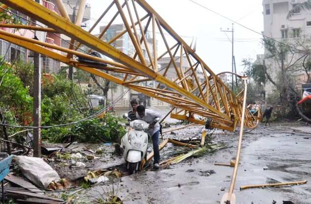 Cyclone Hudhud tears into Visakhapatnam at 195kmph, wreaks havoc in ...