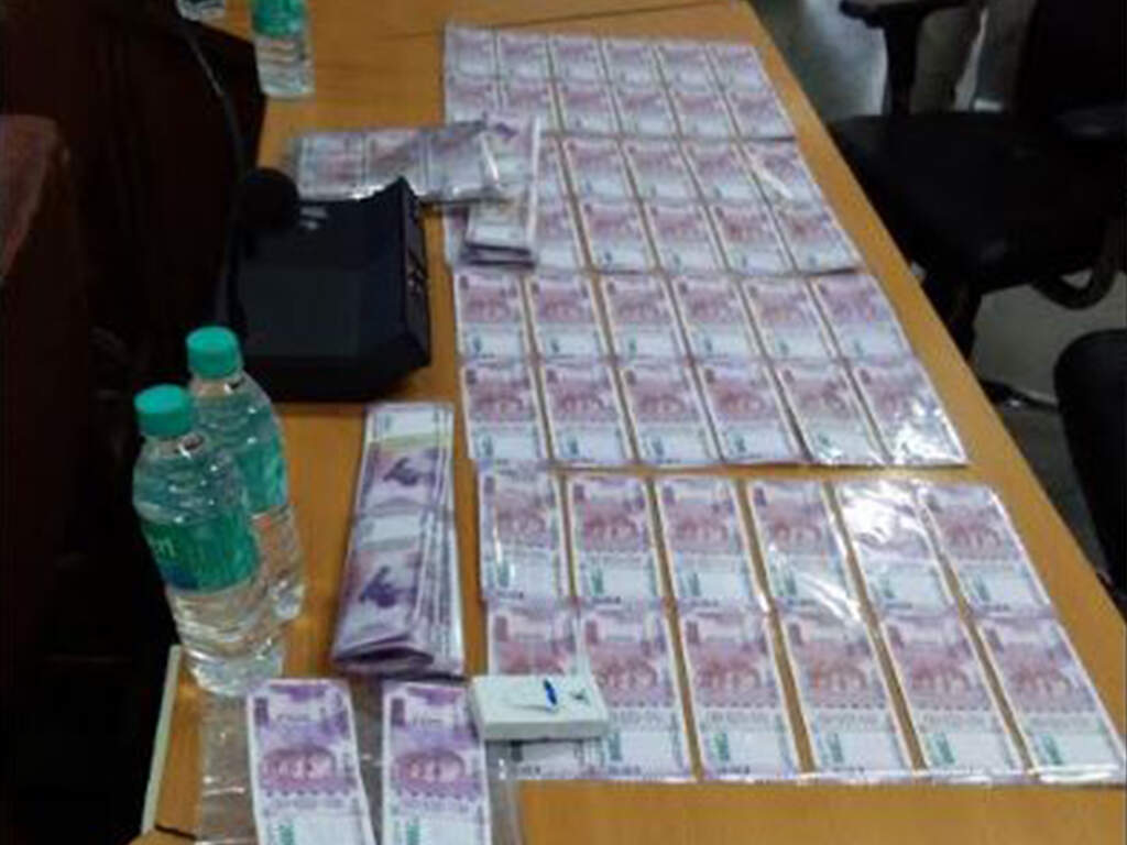 Fake currency: 4 held with fake Rs 2000 notes with face value of Rs 8L ...
