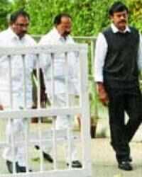 Chiranjeevi meets Sonia, merges party with Cong